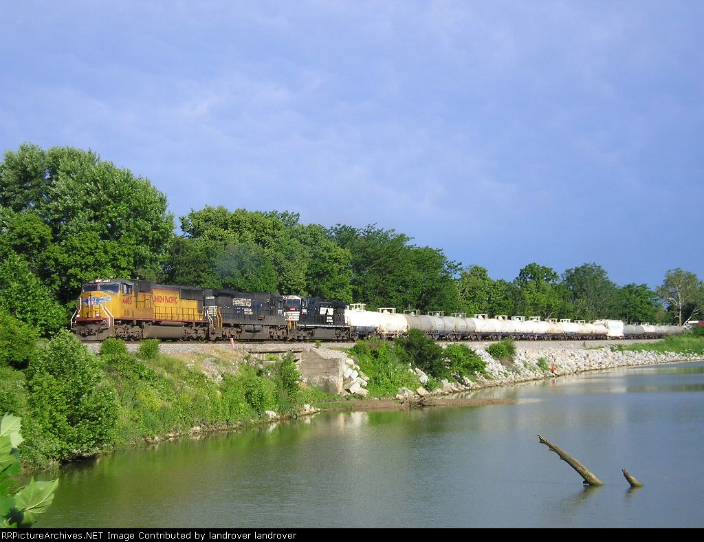 UP 4483 On NS 174 Westbound